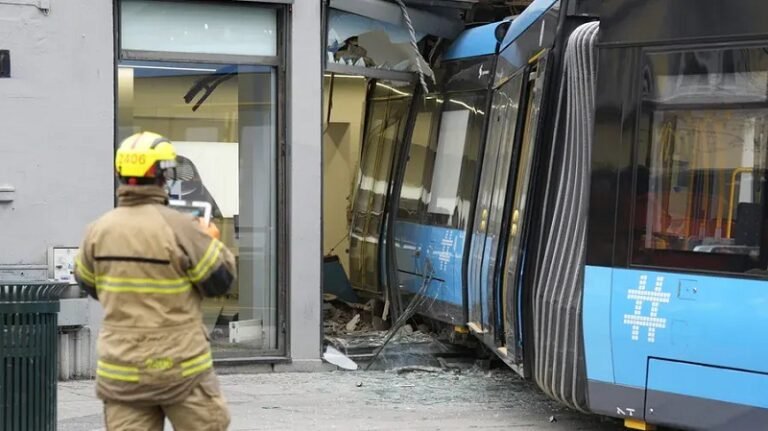 У Норвегії трамвай в’їхав у приміщення магазину (ФОТО) - Хронікерс